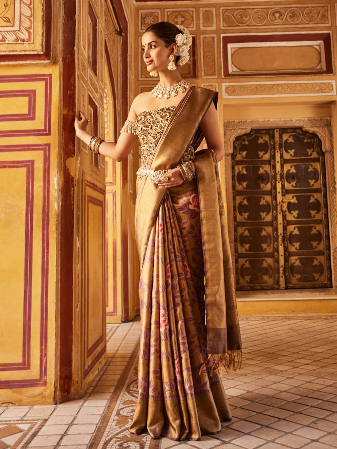 Golden Color Saree With Patterns In Shades Of Pink